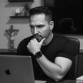 Thyago Freitas - CEO e fundador do @studioshift__ Sênior Designer & Mentor Te ajudo a iniciar ou ...